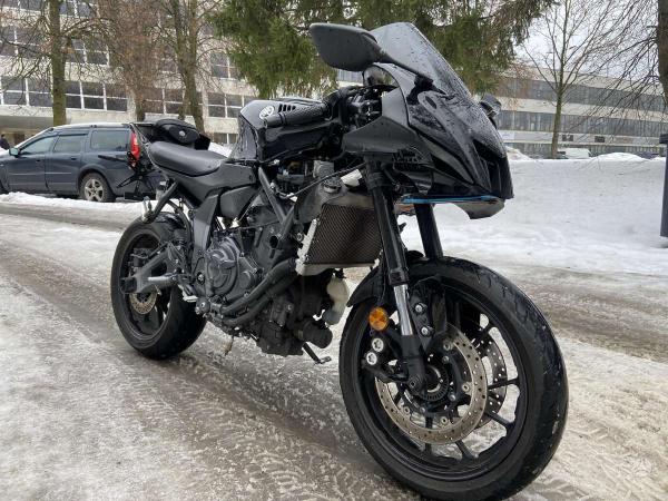 Black Yamaha R7 2022 in Vilnius, with an engine capacity of 0.70 L and mileage of 10 thousand km for 3879 €, photo 1 on AUTOMOTO.COM.LV