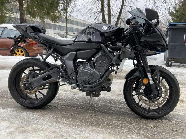 Black Yamaha R7 2022 in Vilnius, with an engine capacity of 0.70 L and mileage of 10 thousand km for 3879 €, photo 2 on AUTOMOTO.COM.LV