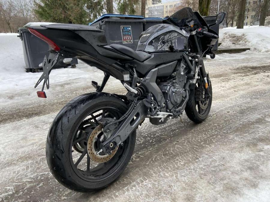 Black Yamaha R7 2022 in Vilnius, with an engine capacity of 0.70 L and mileage of 10 thousand km for 3879 €, photo 3 on AUTOMOTO.COM.LV