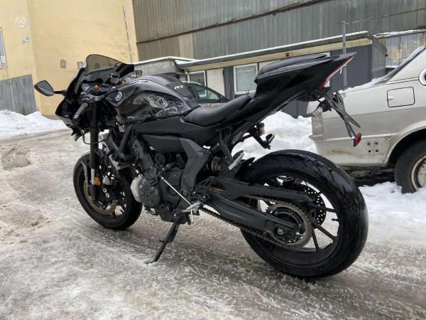Black Yamaha R7 2022 in Vilnius, with an engine capacity of 0.70 L and mileage of 10 thousand km for 3879 €, photo 4 on AUTOMOTO.COM.LV