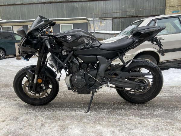 Black Yamaha R7 2022 in Vilnius, with an engine capacity of 0.70 L and mileage of 10 thousand km for 3879 €, photo 5 on AUTOMOTO.COM.LV