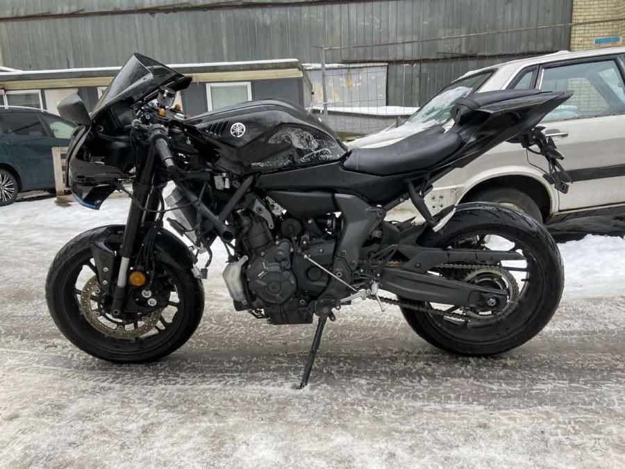 Black Yamaha R7 2022 in Vilnius, with an engine capacity of 0.70 L and mileage of 10 thousand km for 3879 €, photo 5 on AUTOMOTO.COM.LV