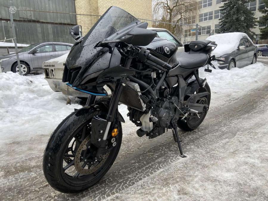 Black Yamaha R7 2022 in Vilnius, with an engine capacity of 0.70 L and mileage of 10 thousand km for 3879 €, photo 6 on AUTOMOTO.COM.LV