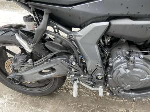Black Yamaha R7 2022 in Vilnius, with an engine capacity of 0.70 L and mileage of 10 thousand km for 3879 €, photo 17 on AUTOMOTO.COM.LV