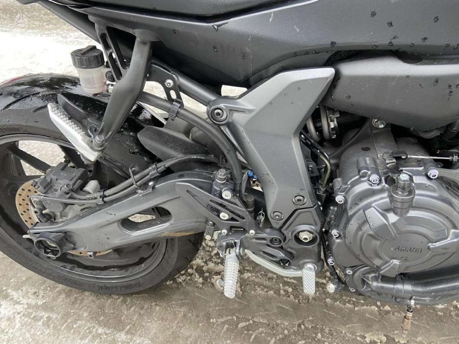 Black Yamaha R7 2022 in Vilnius, with an engine capacity of 0.70 L and mileage of 10 thousand km for 3879 €, photo 17 on AUTOMOTO.COM.LV
