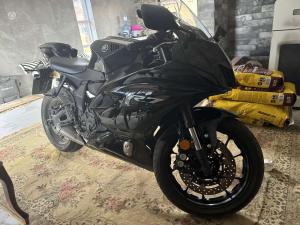 Melns Yamaha R7 2024 Viļņa, ar dzinēja tilpumu 0.70 L un nobraukumu 280 tūkst. km par 9499 €, foto  vietnē AUTOMOTO.COM.LV