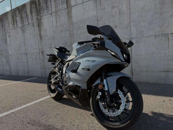 Pelēks Yamaha R7 2022 Viļņa, ar dzinēja tilpumu 0.69 L un nobraukumu 12 tūkst. km par 7700 €, foto 2 vietnē AUTOMOTO.COM.LV