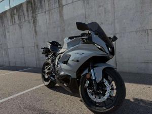 Grey Yamaha R7 2022 in Vilnius, with an engine capacity of 0.69 L and mileage of 12 thousand km for 7700 €, photo 3 on AUTOMOTO.COM.LV