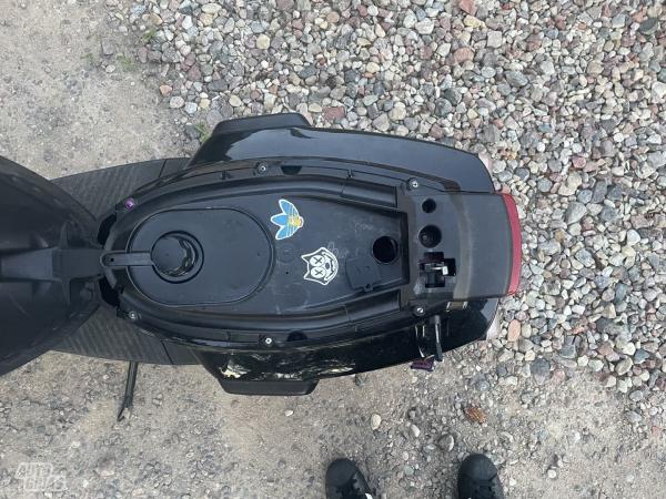 Melns Yamaha Slider 2001 Viļņa, ar dzinēja tilpumu 0.05 L un nobraukumu 28 tūkst. km par 1350 €, foto 5 vietnē AUTOMOTO.COM.LV