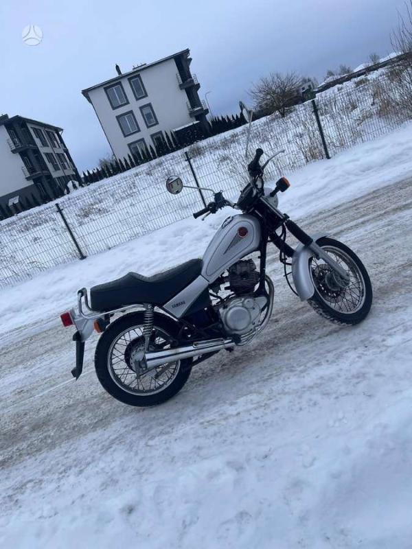 White Yamaha Sr 125 1999 in Kaunas, with an engine capacity of 0.13 L and mileage of 35 thousand km for 700 €, photo 4 on AUTOMOTO.COM.LV