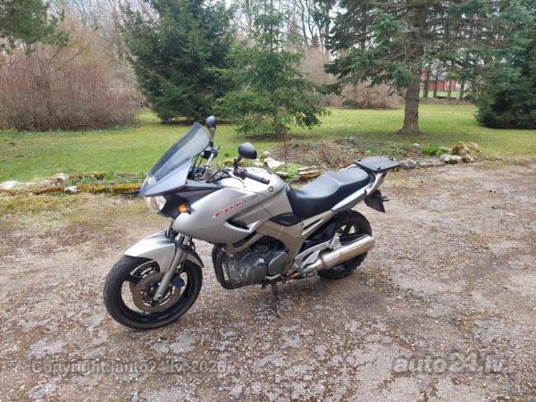 Pelēks Yamaha TDM 900 2003 Rakvere, ar dzinēja tilpumu 0.90 L un nobraukumu 31 tūkst. km par 3500 €, foto 4 vietnē AUTOMOTO.COM.LV