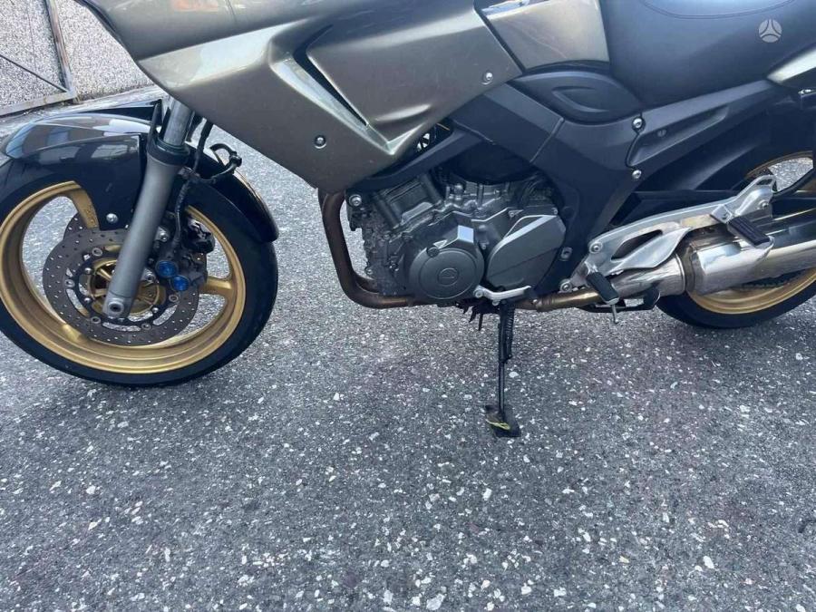 Pelēks Yamaha TDM 900 2005 Pasvalys, ar dzinēja tilpumu 0.90 L un nobraukumu 45 tūkst. km par 2550 €, foto 7 vietnē AUTOMOTO.COM.LV