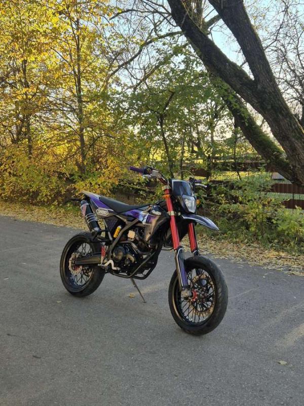 Black Yamaha WR 125 2020 in Prienai, with an engine capacity of 0.13 L and mileage of 19 thousand km for 2550 €, photo 1 on AUTOMOTO.COM.LV