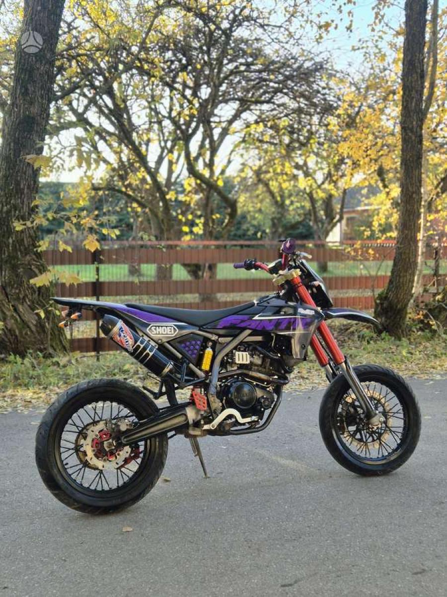 Black Yamaha WR 125 2020 in Prienai, with an engine capacity of 0.13 L and mileage of 19 thousand km for 2550 €, photo 4 on AUTOMOTO.COM.LV