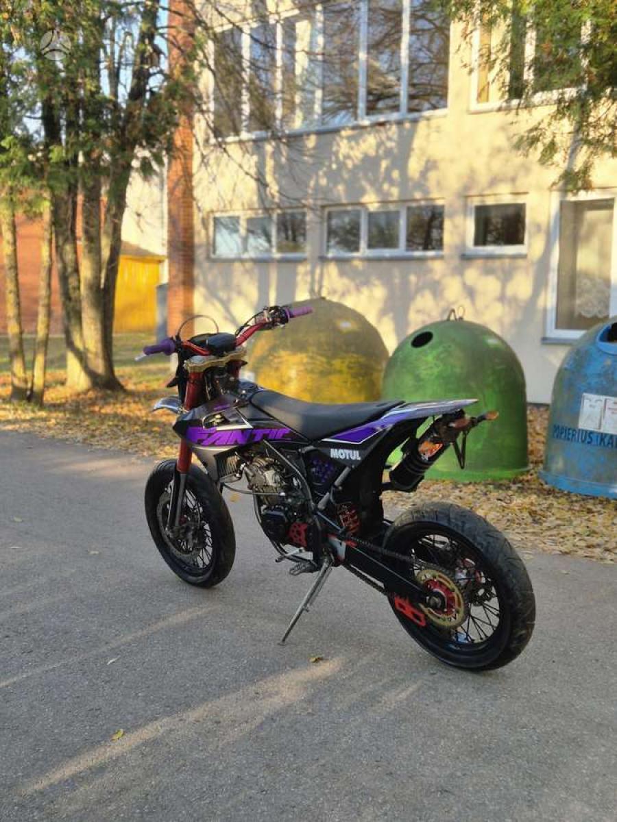 Black Yamaha WR 125 2020 in Prienai, with an engine capacity of 0.13 L and mileage of 19 thousand km for 2550 €, photo 7 on AUTOMOTO.COM.LV