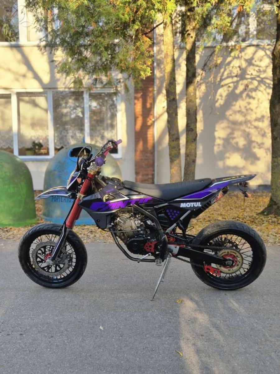 Black Yamaha WR 125 2020 in Prienai, with an engine capacity of 0.13 L and mileage of 19 thousand km for 2550 €, photo 8 on AUTOMOTO.COM.LV