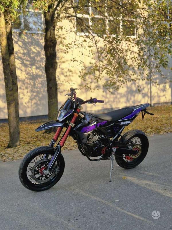 Black Yamaha WR 125 2020 in Prienai, with an engine capacity of 0.13 L and mileage of 19 thousand km for 2550 €, photo 9 on AUTOMOTO.COM.LV