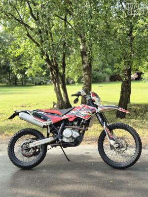 Yamaha WR 125 2015 in Prienai, with an engine capacity of 0.13 L and mileage of 15 thousand km for 1099 €, photo 3 on AUTOMOTO.COM.LV