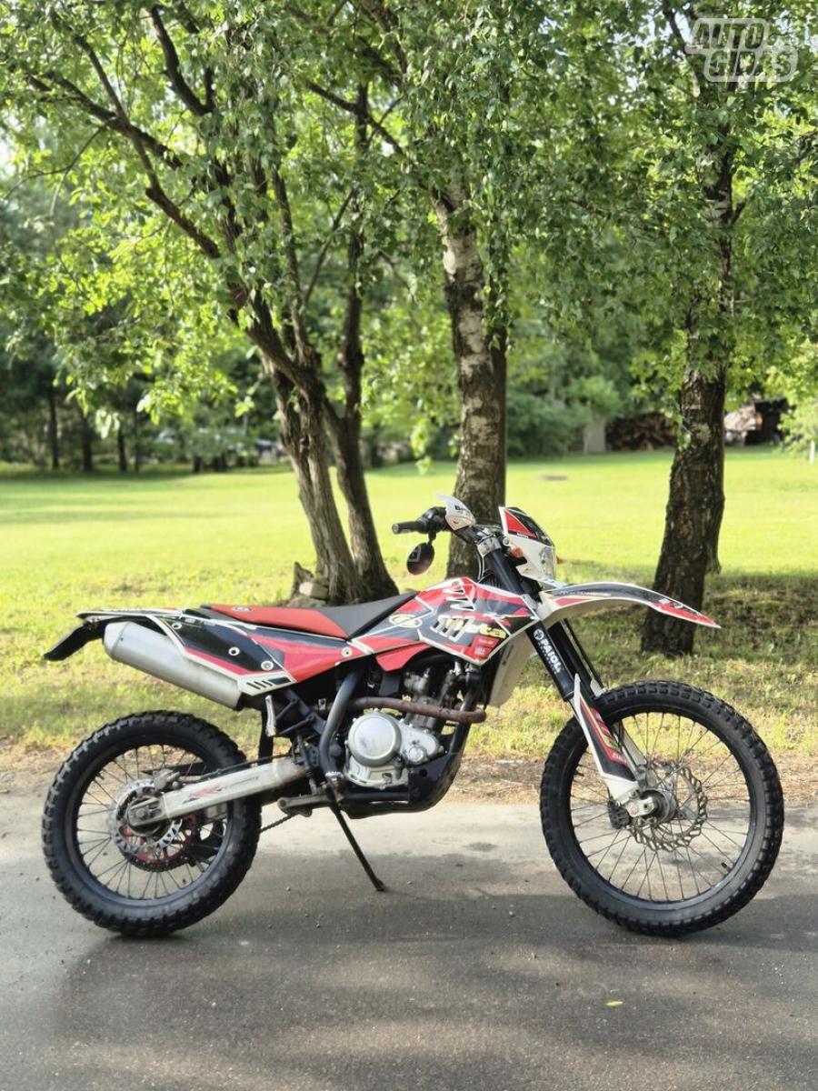 Yamaha WR 125 2015 in Prienai, with an engine capacity of 0.13 L and mileage of 15 thousand km for 1099 €, photo 3 on AUTOMOTO.COM.LV