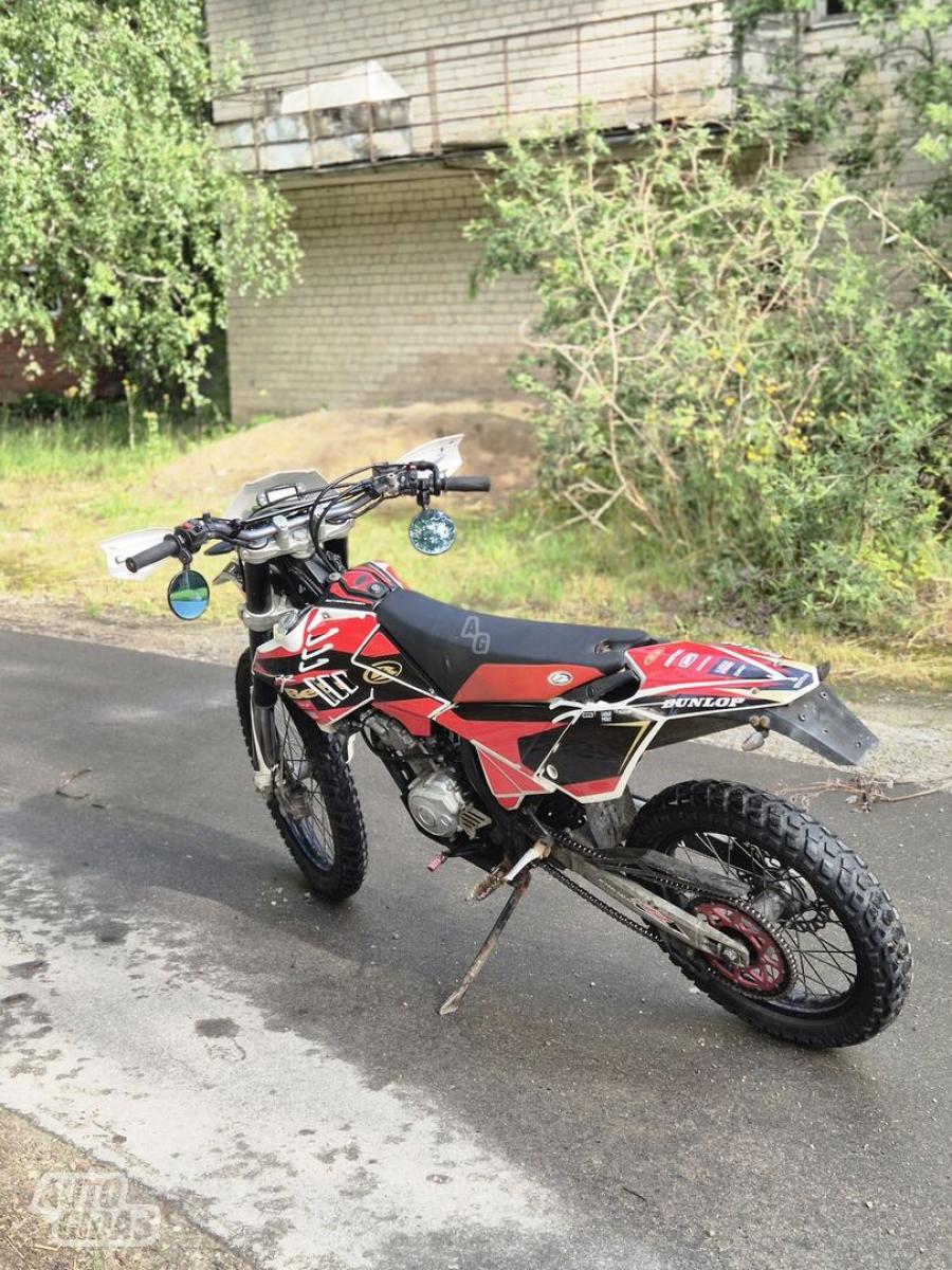 Yamaha WR 125 2015 in Prienai, with an engine capacity of 0.13 L and mileage of 15 thousand km for 1099 €, photo 5 on AUTOMOTO.COM.LV