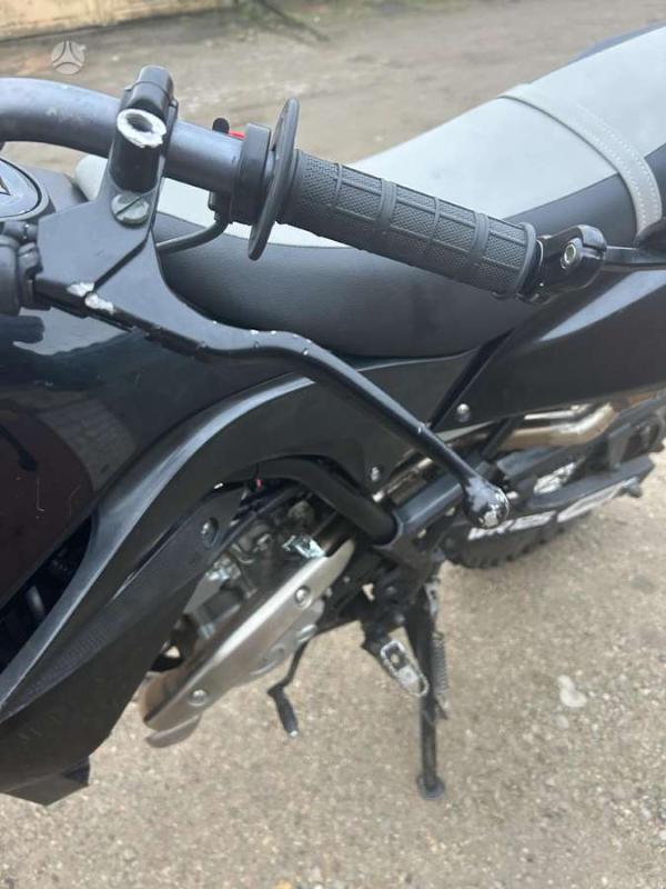 Black Yamaha WR 125R 2014 in Utena, with an engine capacity of 0.13 L and mileage of 4 thousand km for 2700 €, photo 6 on AUTOMOTO.COM.LV