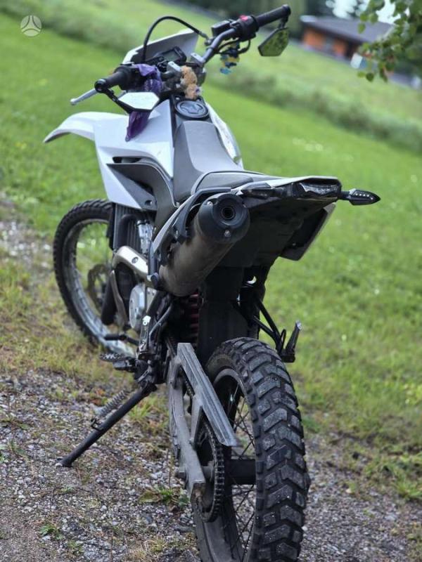 Белый Ямаха WR 125R 2014 в Мариямполе, объемом двигателя 0.13 л и пробегом 15 тыс. км за 2250 €, фото 4 на AUTOMOTO.COM.LV