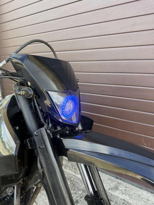 Yamaha WR 125X 2009 in Vilkaviskis on AUTOMOTO.COM.LV Black Yamaha WR 125X 2009 in Vilkaviskis, with an engine capacity of 0.13 L and mileage of 40 thousand km for 1100 €, photo 5 on AUTOMOTO.COM.LV