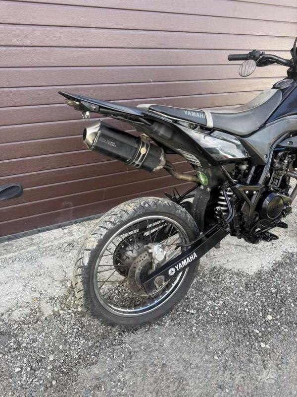 Yamaha WR 125X 2009 in Vilkaviskis on AUTOMOTO.COM.LV Black Yamaha WR 125X 2009 in Vilkaviskis, with an engine capacity of 0.13 L and mileage of 40 thousand km for 1100 €, photo 7 on AUTOMOTO.COM.LV