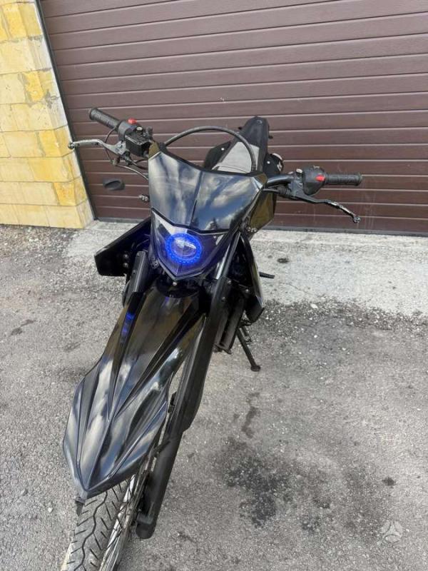Yamaha WR 125X 2009 in Vilkaviskis on AUTOMOTO.COM.LV Black Yamaha WR 125X 2009 in Vilkaviskis, with an engine capacity of 0.13 L and mileage of 40 thousand km for 1100 €, photo 11 on AUTOMOTO.COM.LV