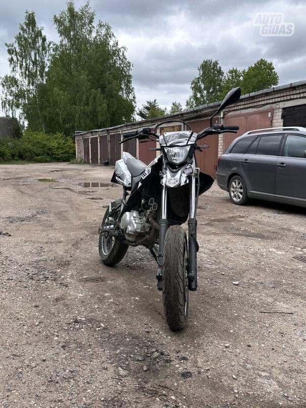 Melns Yamaha WR 125X 2010 Viļņa, ar dzinēja tilpumu 0.13 L un nobraukumu 36 tūkst. km par 2100 €, foto 1 vietnē AUTOMOTO.COM.LV