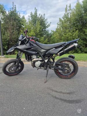 Melns Yamaha WR 125X 2010 Kauņa, ar dzinēja tilpumu 0.13 L un nobraukumu 30 tūkst. km par 1950 €, foto  vietnē AUTOMOTO.COM.LV