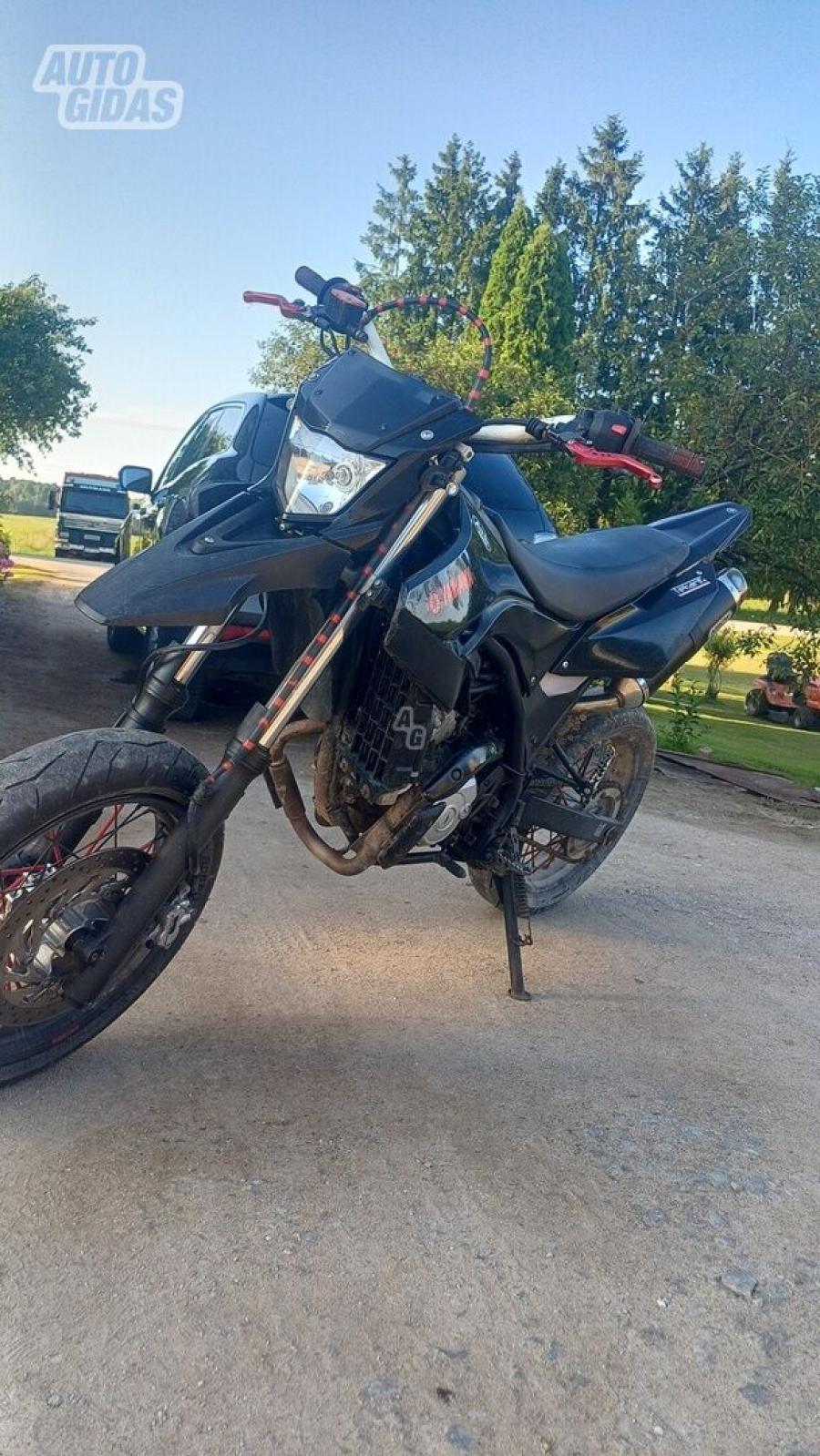 Melns Yamaha WR 125X 2011 Skuodas, ar dzinēja tilpumu 0.13 L un nobraukumu 54 tūkst. km par 2000 €, foto 4 vietnē AUTOMOTO.COM.LV