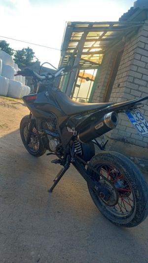 Melns Yamaha WR 125X 2011 Skuodas, ar dzinēja tilpumu 0.13 L un nobraukumu 54 tūkst. km par 2000 €, foto 7 vietnē AUTOMOTO.COM.LV