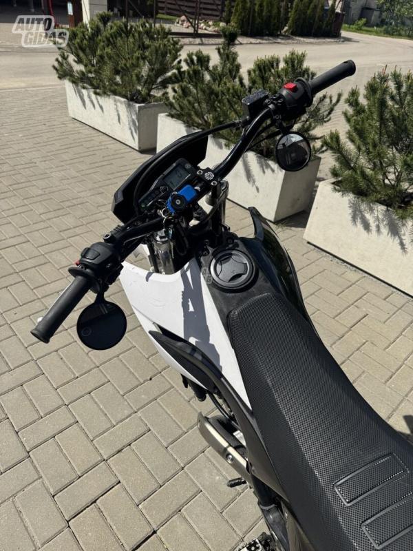 Melns Yamaha WR 125X 2012 Kauņa, ar dzinēja tilpumu 0.13 L un nobraukumu 23 tūkst. km par 2200 €, foto 5 vietnē AUTOMOTO.COM.LV