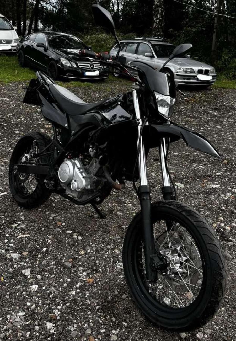 Melns Yamaha WR 125X 2016 Viļņa, ar dzinēja tilpumu 0.13 L un nobraukumu 20 tūkst. km par 1900 €, foto 1 vietnē AUTOMOTO.COM.LV