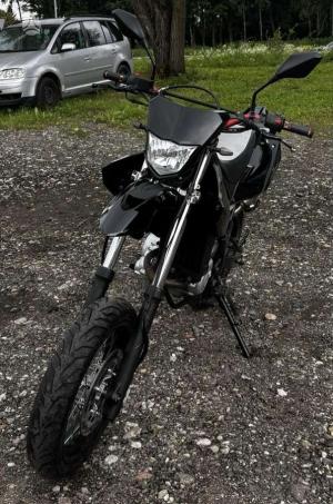 Melns Yamaha WR 125X 2016 Viļņa, ar dzinēja tilpumu 0.13 L un nobraukumu 20 tūkst. km par 1900 €, foto 3 vietnē AUTOMOTO.COM.LV