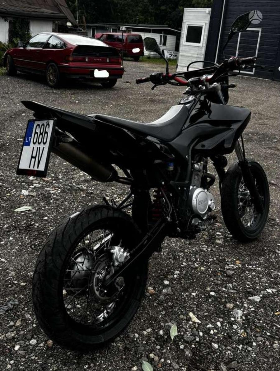 Melns Yamaha WR 125X 2016 Viļņa, ar dzinēja tilpumu 0.13 L un nobraukumu 20 tūkst. km par 1900 €, foto 4 vietnē AUTOMOTO.COM.LV