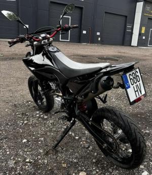 Melns Yamaha WR 125X 2016 Viļņa, ar dzinēja tilpumu 0.13 L un nobraukumu 20 tūkst. km par 1900 €, foto 5 vietnē AUTOMOTO.COM.LV