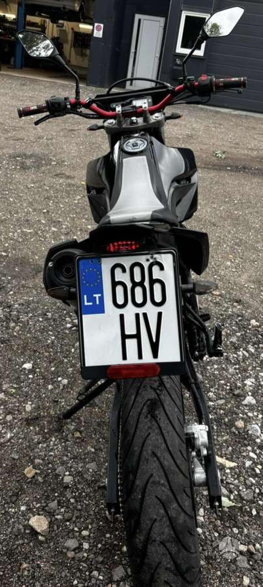 Melns Yamaha WR 125X 2016 Viļņa, ar dzinēja tilpumu 0.13 L un nobraukumu 20 tūkst. km par 1900 €, foto 6 vietnē AUTOMOTO.COM.LV