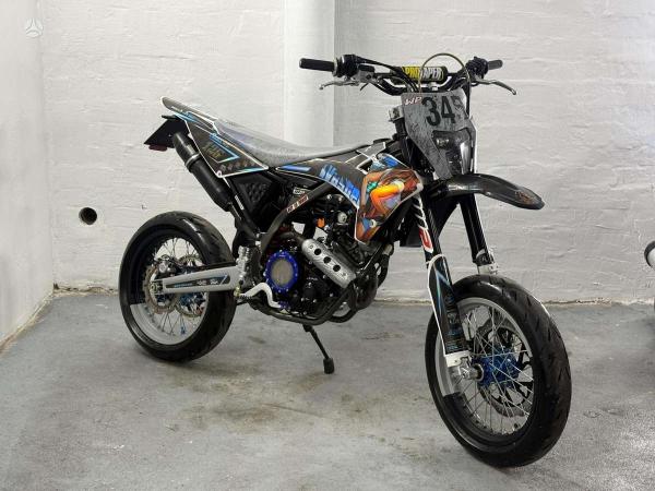 Black Yamaha WR 125X 2021 in Marijampole, with an engine capacity of 0.13 L and mileage of 5 thousand km for 2949 €, photo 2 on AUTOMOTO.COM.LV