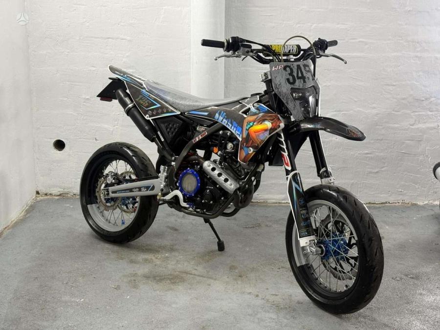 Black Yamaha WR 125X 2021 in Marijampole, with an engine capacity of 0.13 L and mileage of 5 thousand km for 2949 €, photo 3 on AUTOMOTO.COM.LV