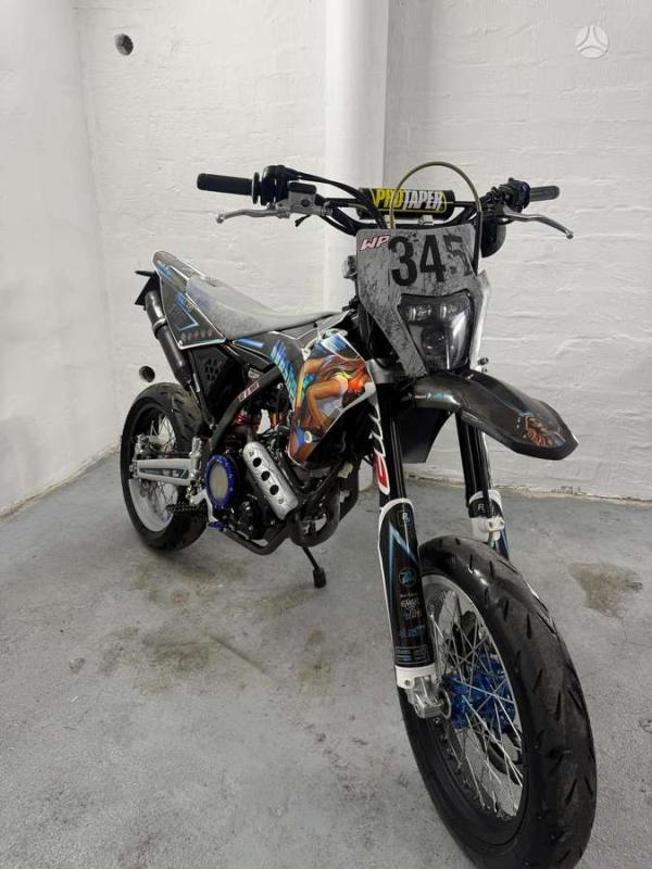 Black Yamaha WR 125X 2021 in Marijampole, with an engine capacity of 0.13 L and mileage of 5 thousand km for 2949 €, photo 4 on AUTOMOTO.COM.LV