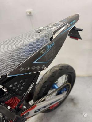 Black Yamaha WR 125X 2021 in Marijampole, with an engine capacity of 0.13 L and mileage of 5 thousand km for 2949 €, photo 17 on AUTOMOTO.COM.LV