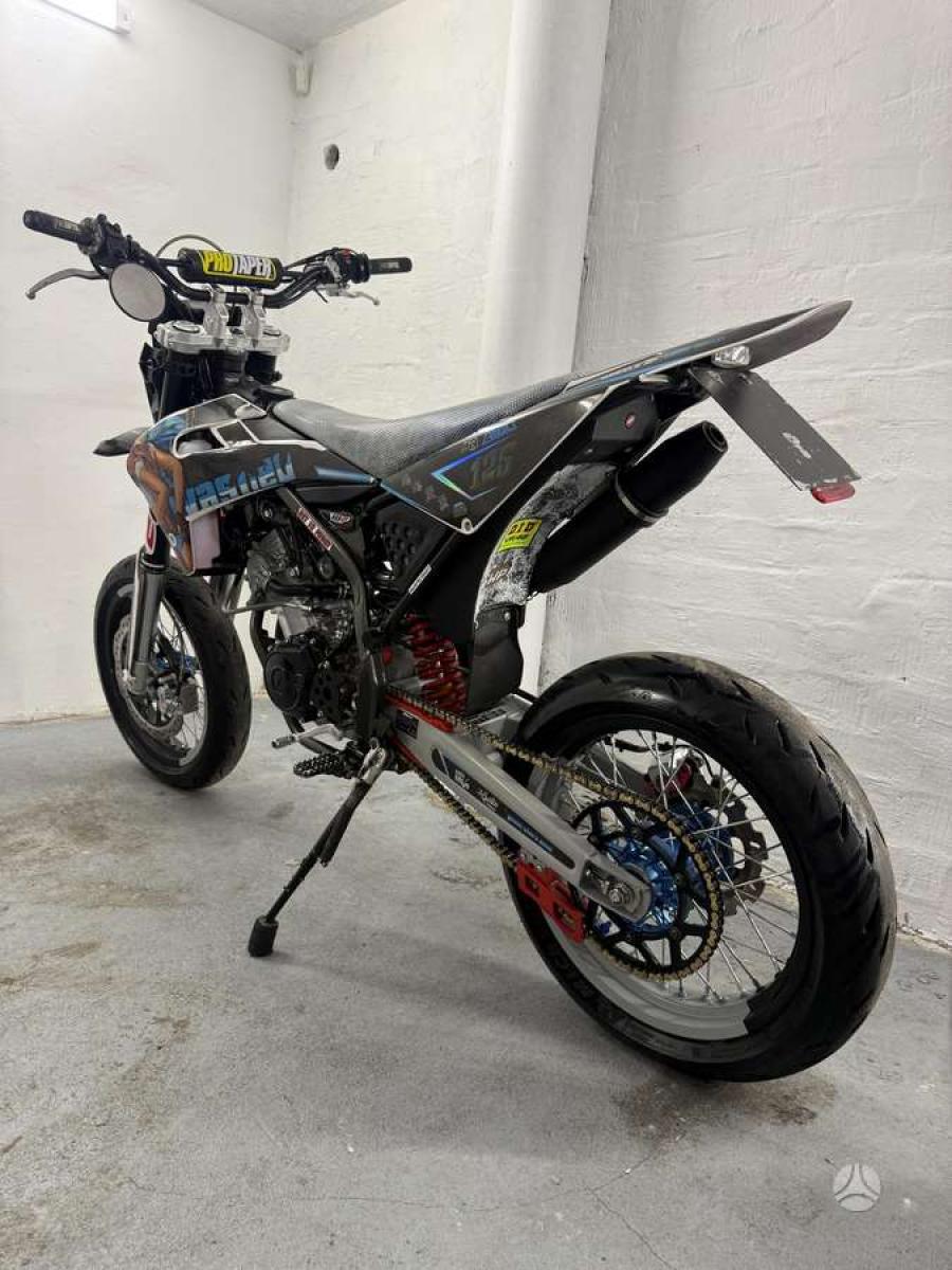 Black Yamaha WR 125X 2021 in Marijampole, with an engine capacity of 0.13 L and mileage of 5 thousand km for 2949 €, photo 21 on AUTOMOTO.COM.LV