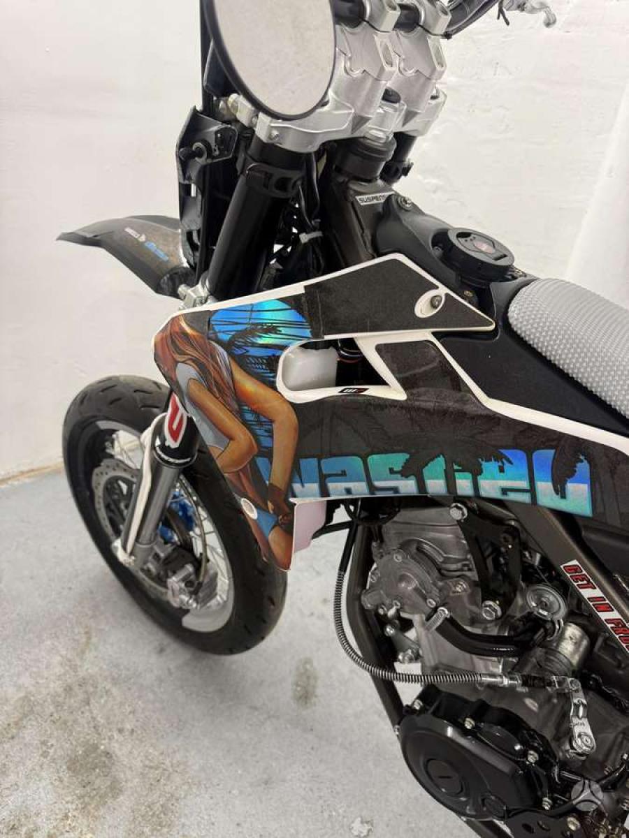 Black Yamaha WR 125X 2021 in Marijampole, with an engine capacity of 0.13 L and mileage of 5 thousand km for 2949 €, photo 24 on AUTOMOTO.COM.LV