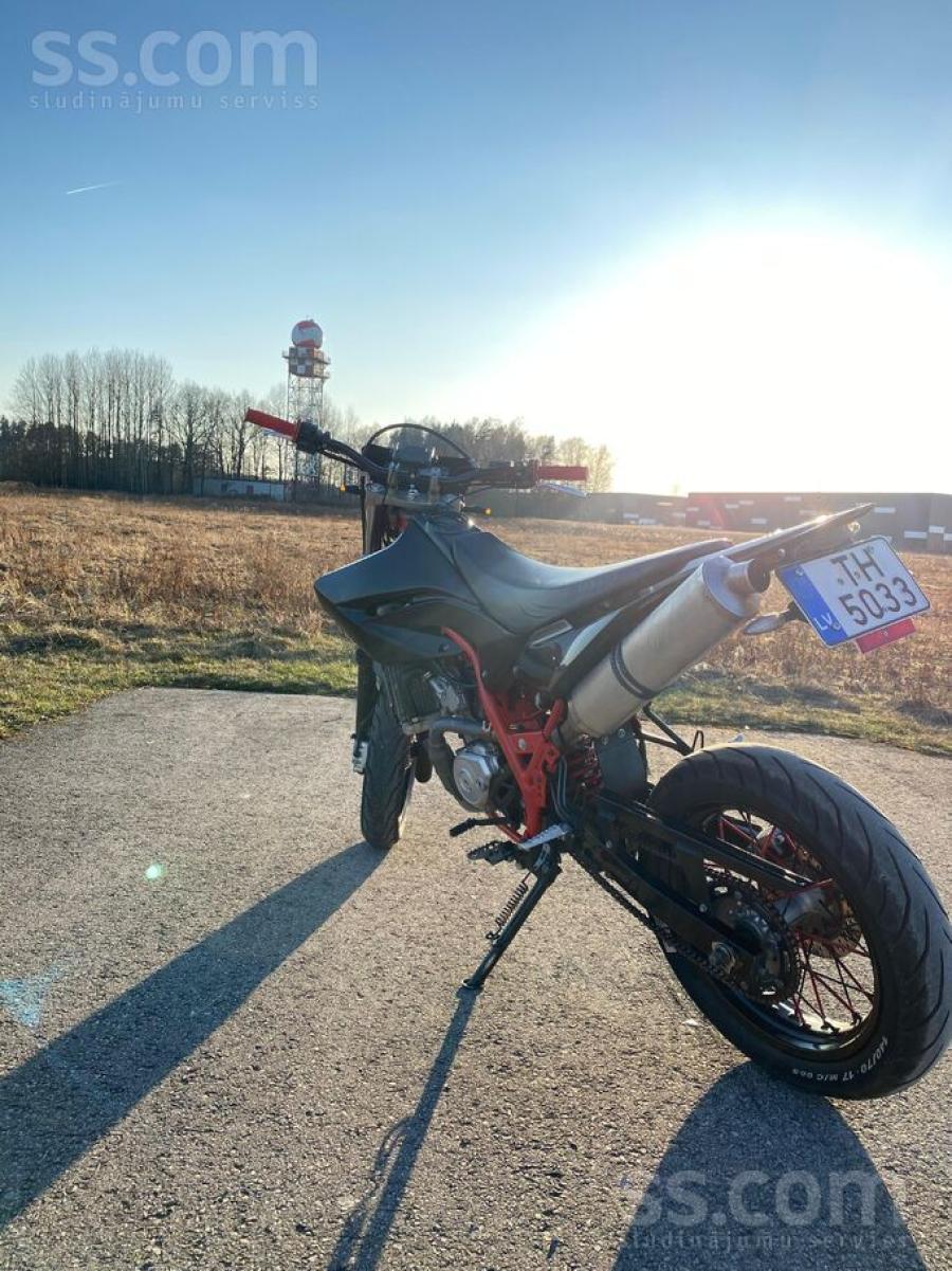Yamaha WR 125X 2015 in Riga, with an engine capacity of 0.18 L and mileage of 0 thousand km for 2900 €, photo 3 on AUTOMOTO.COM.LV