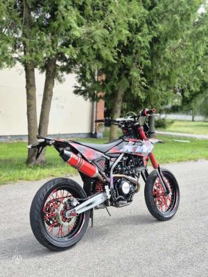 Yamaha WR 125X 2022 in Prienai, with an engine capacity of 0.13 L and mileage of 20 thousand km for 2499 €, photo 4 on AUTOMOTO.COM.LV