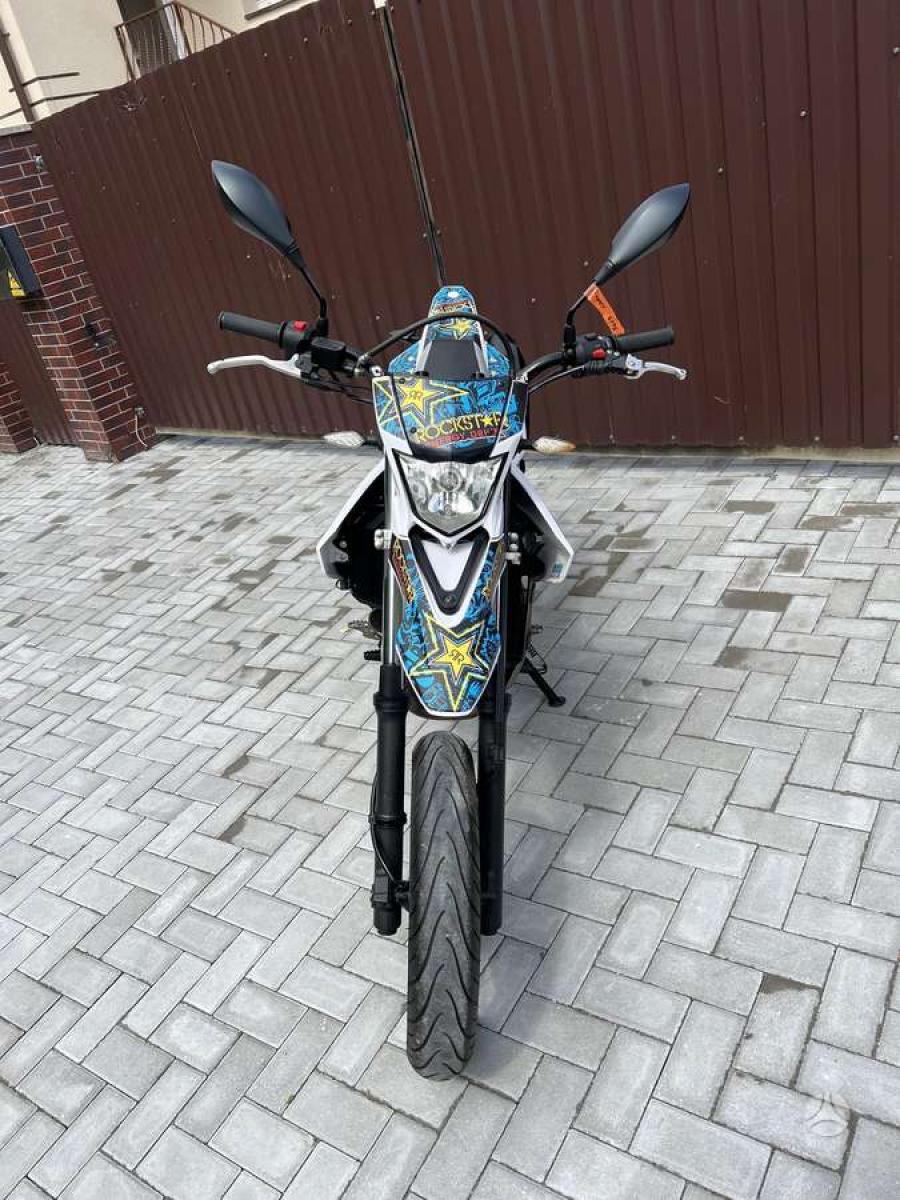 White Yamaha WR 125X 2011 in Kaunas, with an engine capacity of 0.13 L and mileage of 22 thousand km for 1950 €, photo 4 on AUTOMOTO.COM.LV