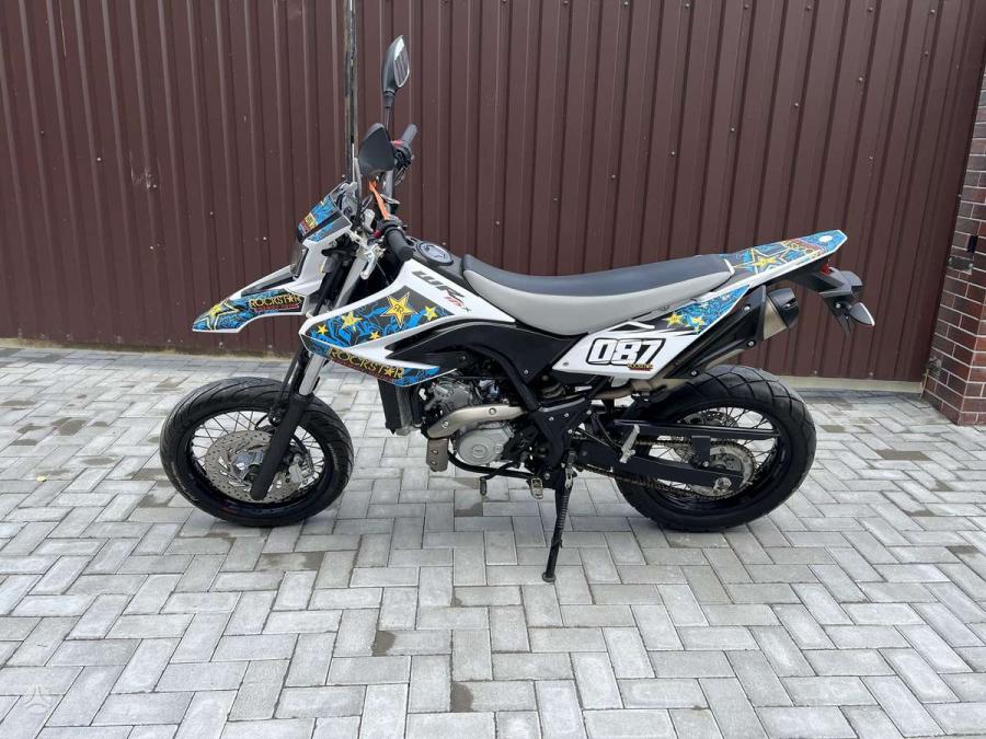 White Yamaha WR 125X 2011 in Kaunas, with an engine capacity of 0.13 L and mileage of 22 thousand km for 1950 €, photo 5 on AUTOMOTO.COM.LV