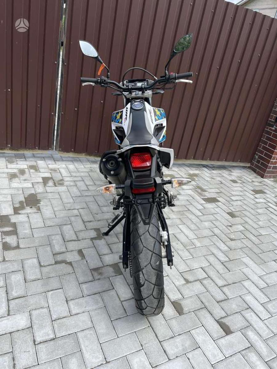 White Yamaha WR 125X 2011 in Kaunas, with an engine capacity of 0.13 L and mileage of 22 thousand km for 1950 €, photo 9 on AUTOMOTO.COM.LV